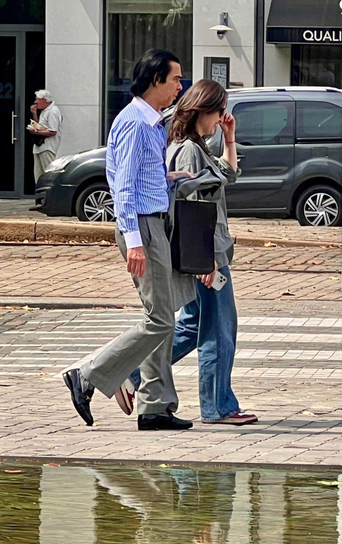 Nick Cave duikt op in Antwerpen: “Plots zag ik hem dansen op het ritme ...