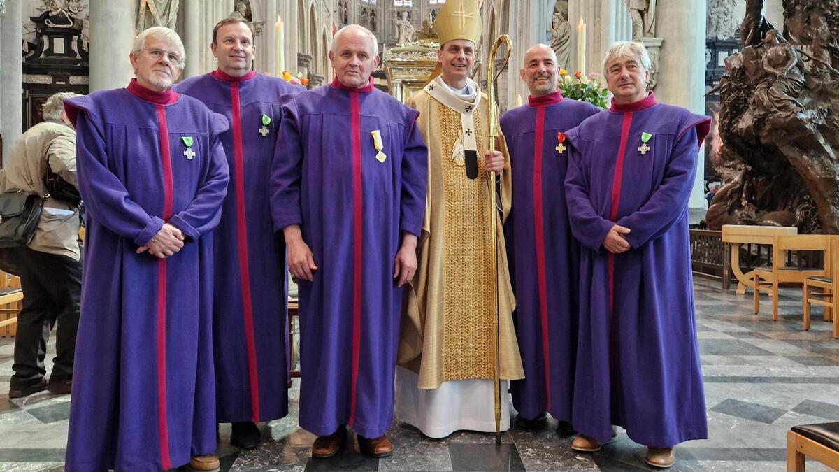 Aartsbisschop huldigt dragers reliekschrijn Sint-Rombouts en Tony ...