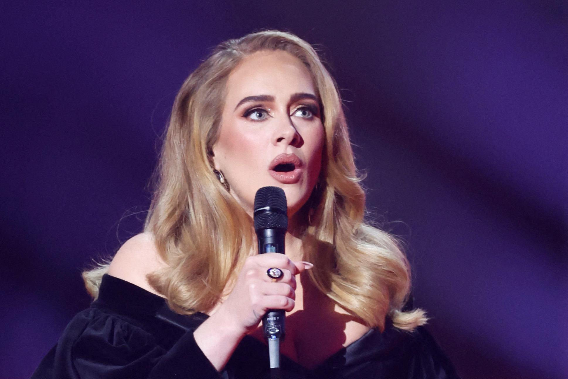Adele openhartig over moeilijke periode na scheiding: “Vijf keer per dag naar de therapeut gaan ...