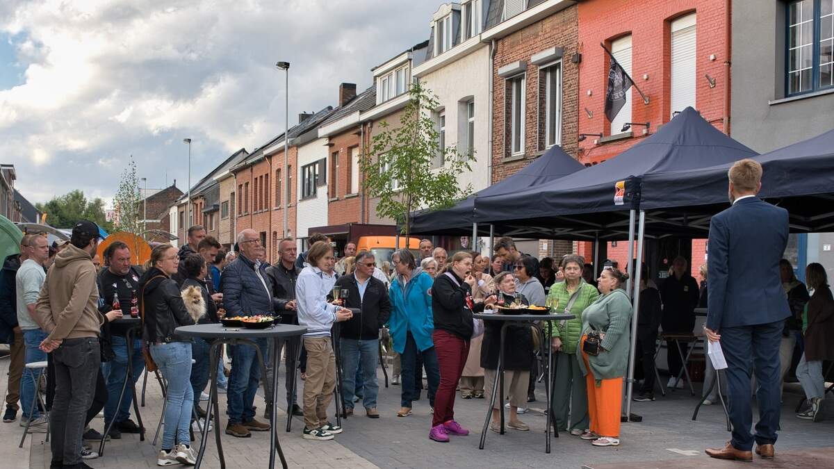 Hollebeekstraat feestelijk heropend na grondige vernieuwing | GVA