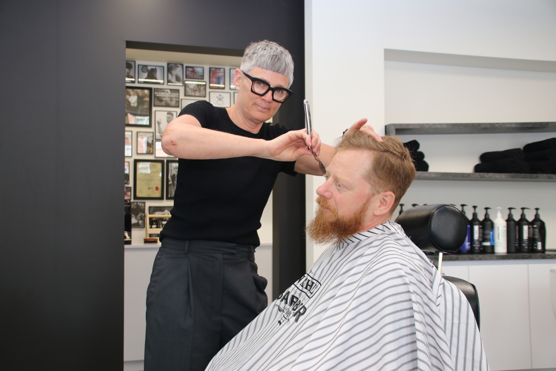 Gewezen topatlete 25 jaar aan de slag als kapster en barbier: “Mannen ...