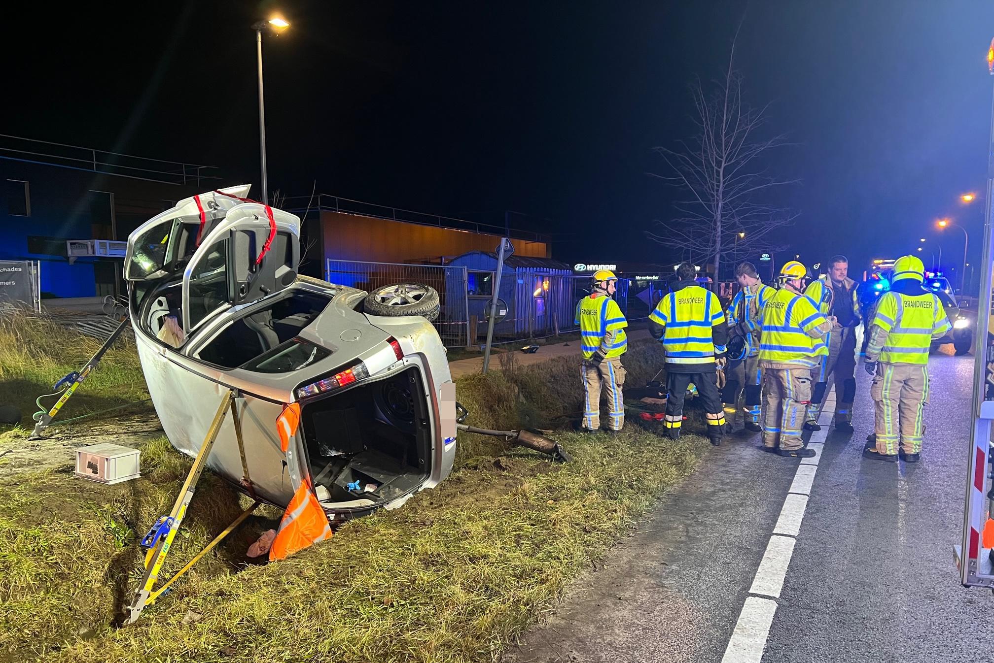 Bestuurder gewond na zware crash: auto belandt in gracht en komt ...