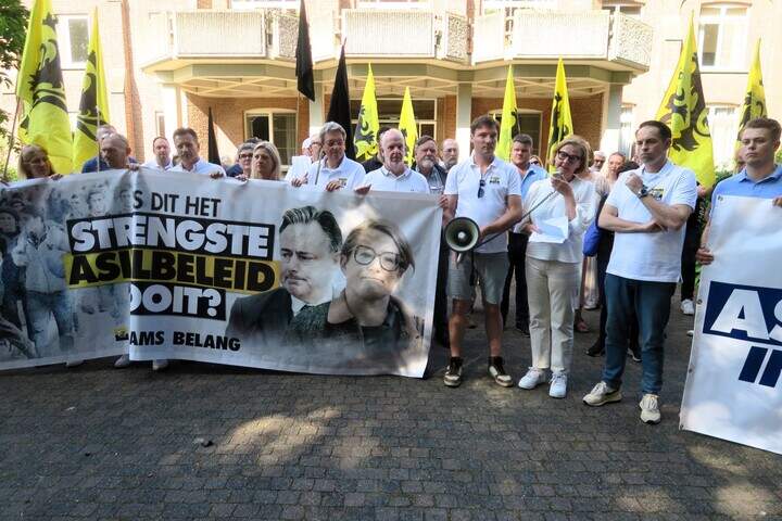 Vlaams Belang voert actie tegen asielcentrum in Missiehuis Scheut: “Straks vinden we zo’n ...