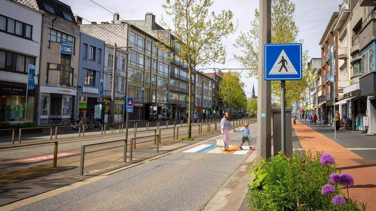 Mortsel controleert nietjes en bloembakken in het straatbeeld om ze ...