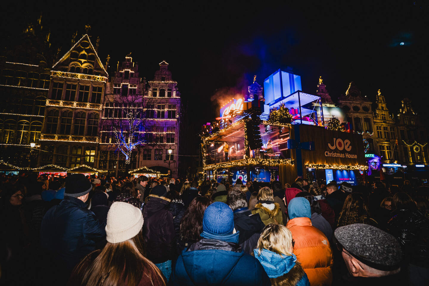Drukke openingsavond van Winter in Antwerpen, met optreden van singer ...