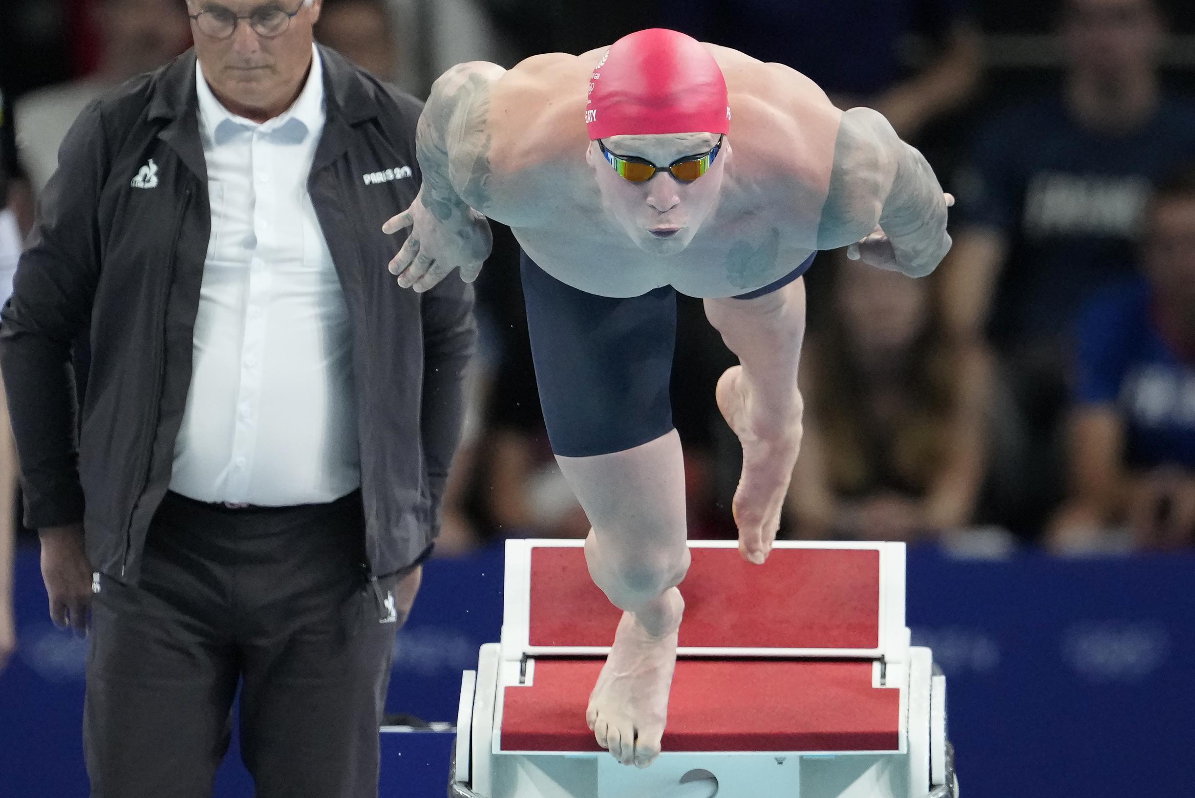 Haalt hij de aflossing? Topzwemmer Adam Peaty test enkele uren na ...