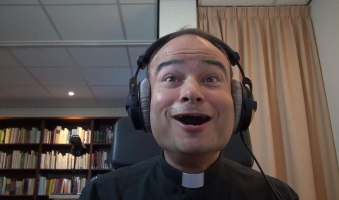 Priester gaat uit zijn dak voor Star Wars trailer | HBVL