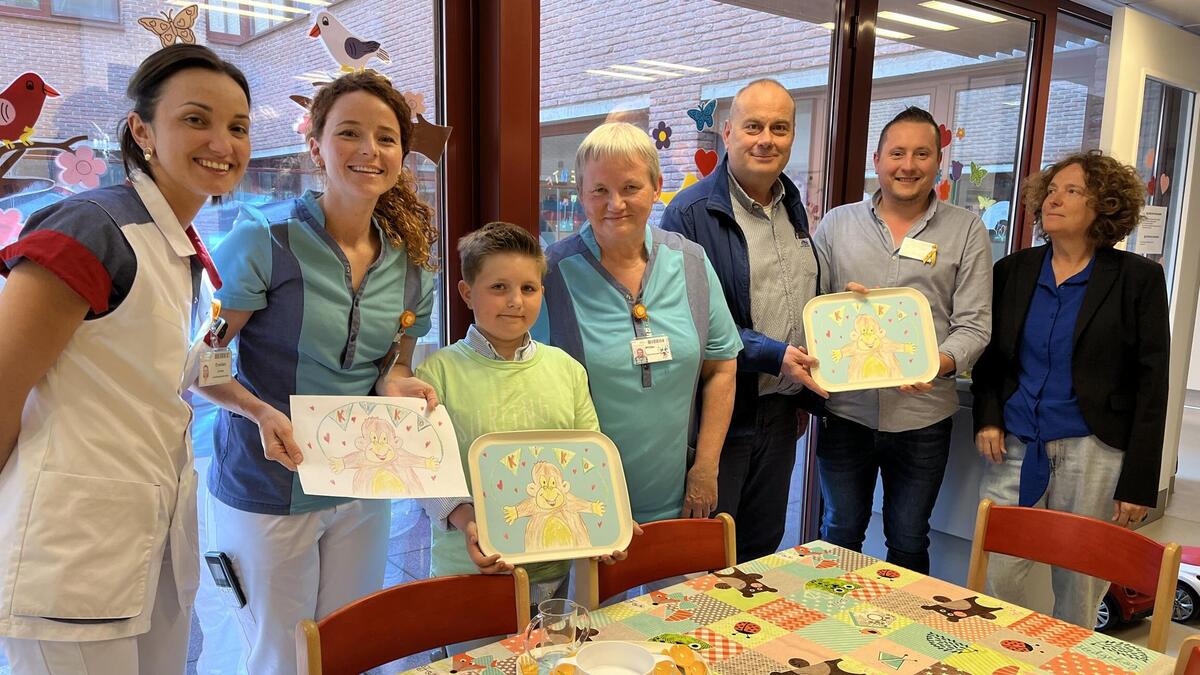 Mille (10) ontwerpt tekening voor dienbladen AZ Turnhout: “Op plateau ...