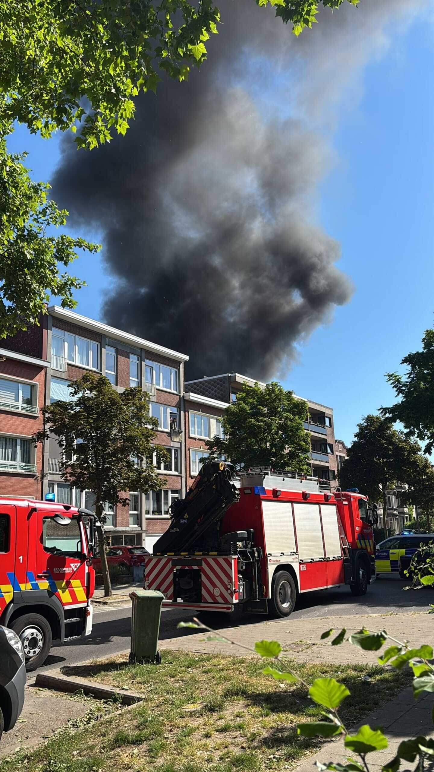 Zware woningbrand in Deurne, rookpluim van ver zichtbaar | HBVL