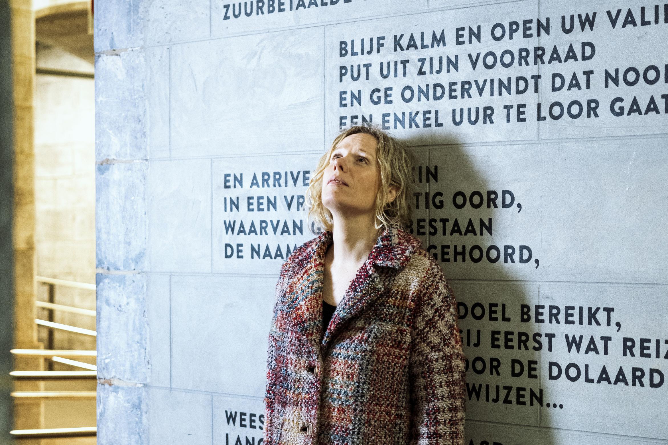 Stadsdichter Ruth Lasters stapt op door discussie om dit gedicht: “Olie ...