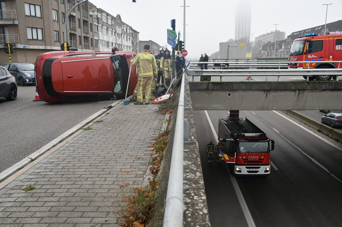 Auto belandt op flank bij ongeval op grens van Boom en Rumst | GVA
