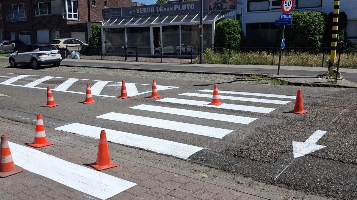 Bijkomende wegmarkering in Oude-Godstraat, in twee keer, aangebracht na ...