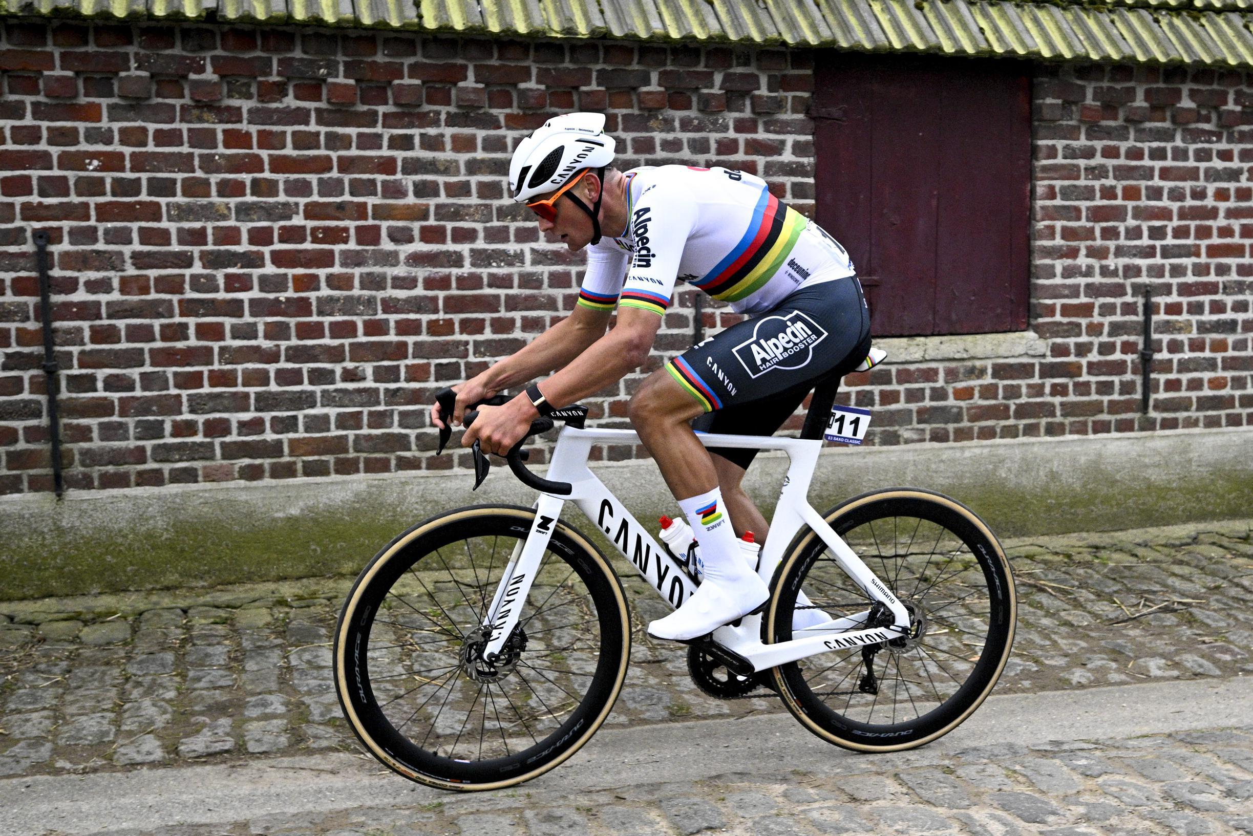 VIDEO. De finale is begonnen! Mathieu van der Poel trekt alle registers ...