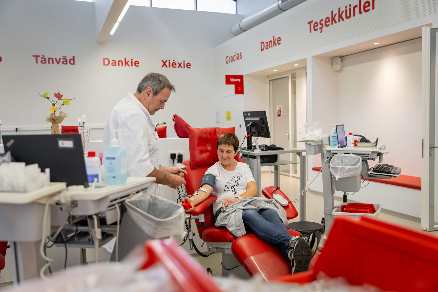 Ilias (18) bezoekt als ‘Baas van Morgen’ klanten van databedrijf ...