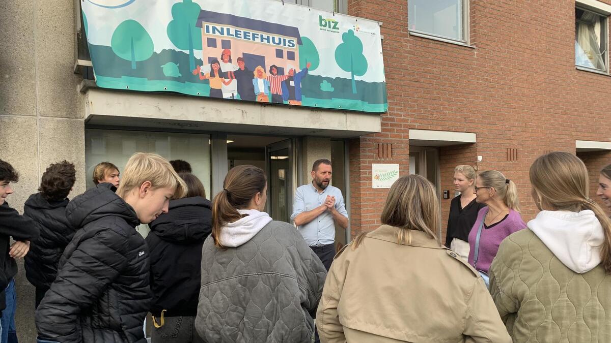 Vijfhonderd leerlingen uit vijfde en zesde middelbaar bezoeken ...