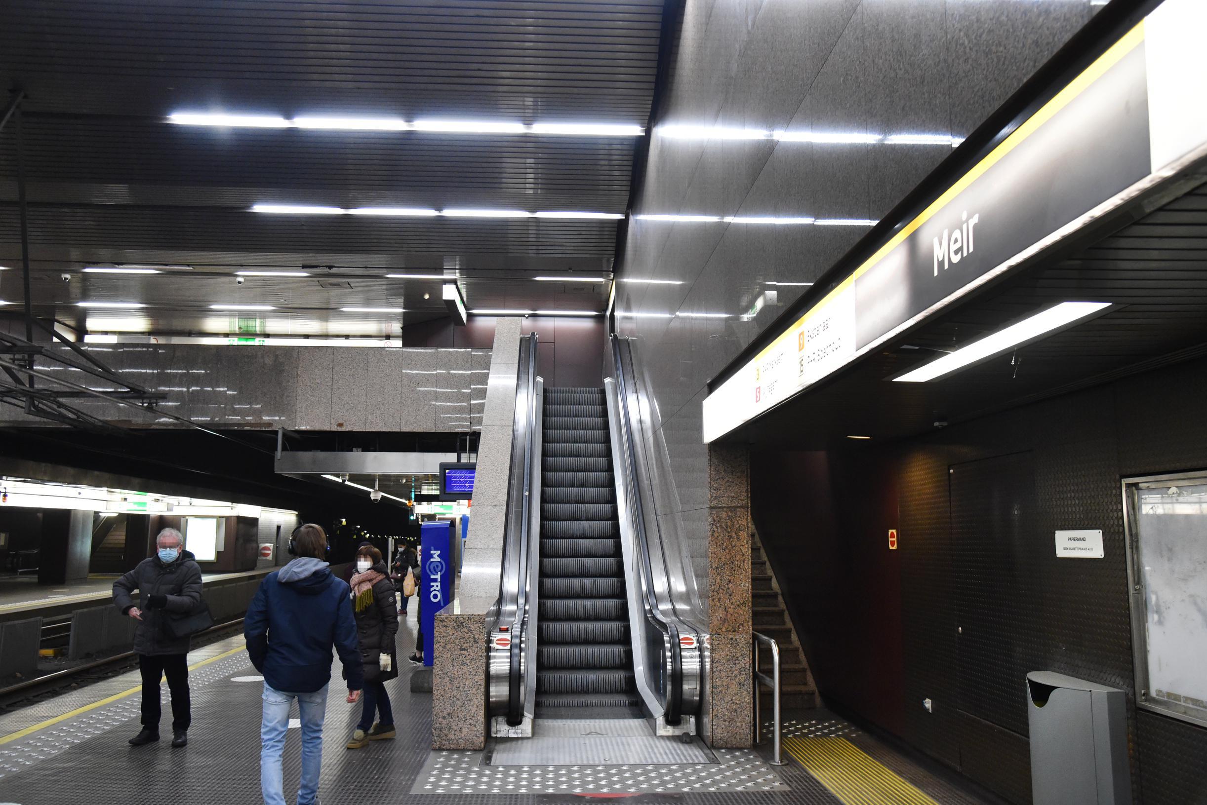 Kapotte roltrappen in premetro Meir worden vervangen, maar wel pas ...