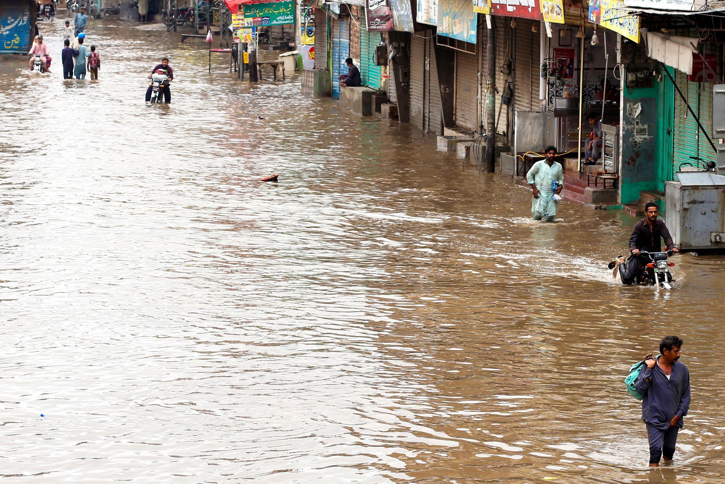 Twaalf mensen omgekomen in Pakistan toen hun huis instortte door ...