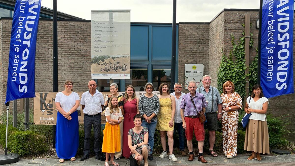 Inwoners kruipen in pen voor gedichtenroute: “Vlaggen met tien ...