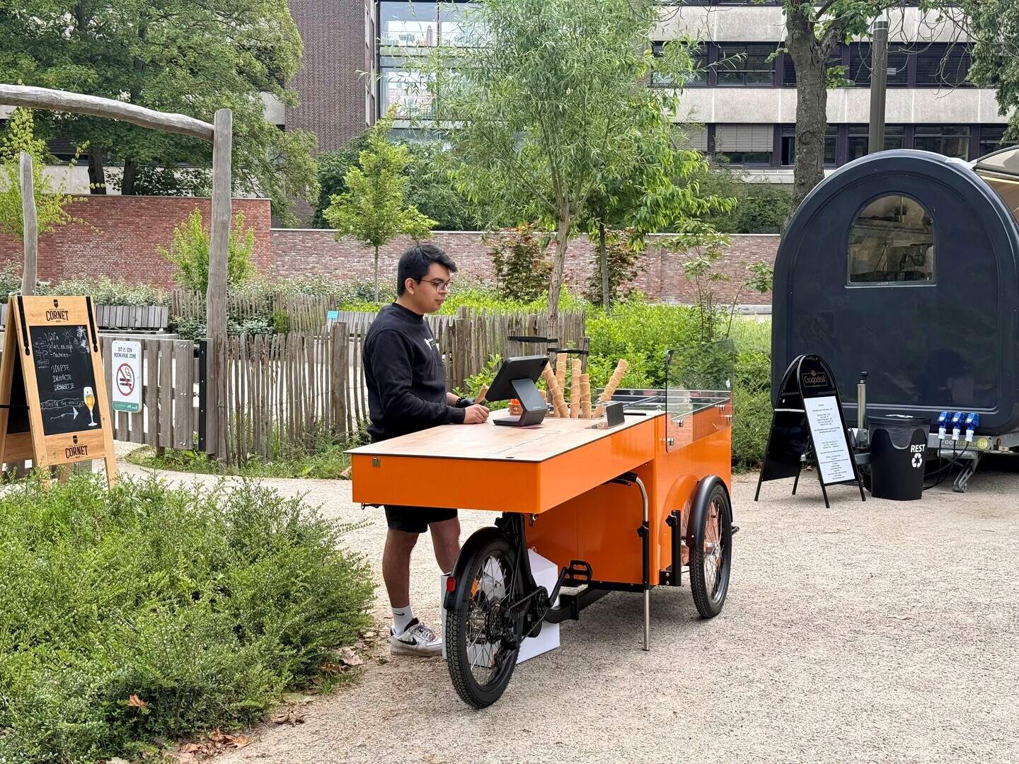 Luis (26) van De Kleine Linde staat hele zomer met bakfiets in Mechelse ...