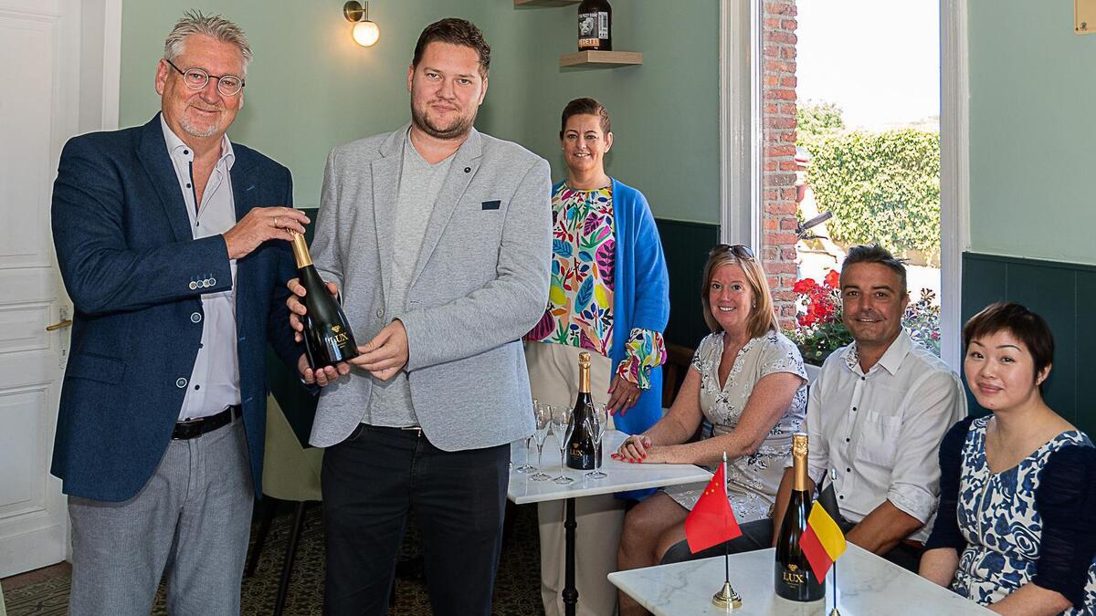 Schuimwijn van Jess Van Weert vindt weg naar China via Heist-op-den ...