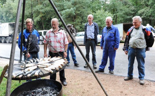 Vissers roken haring tijdens heksenboomfeesten | GVA