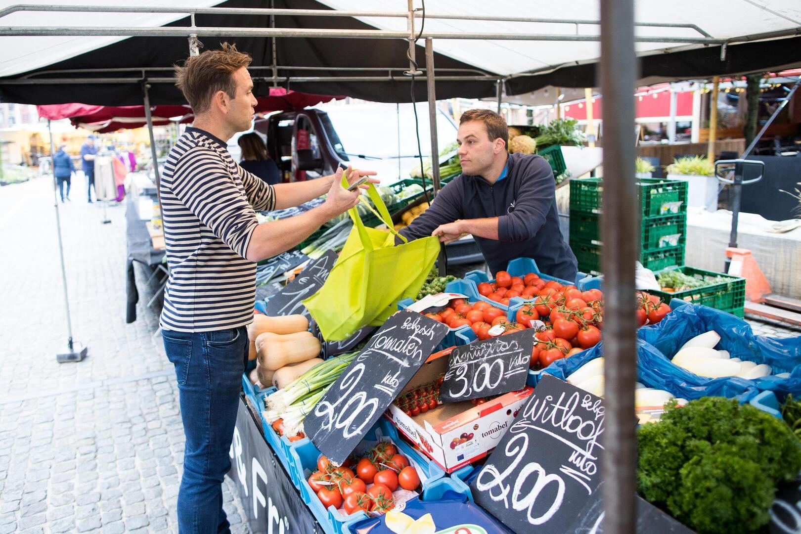 Onze reporter zocht uit waar je het goedkoopst groenten en fruit koopt ...