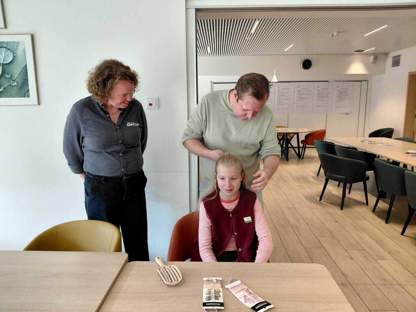 Papa’s leren de kunst van staartjes en vlechtjes tijdens Oudercafé | GVA