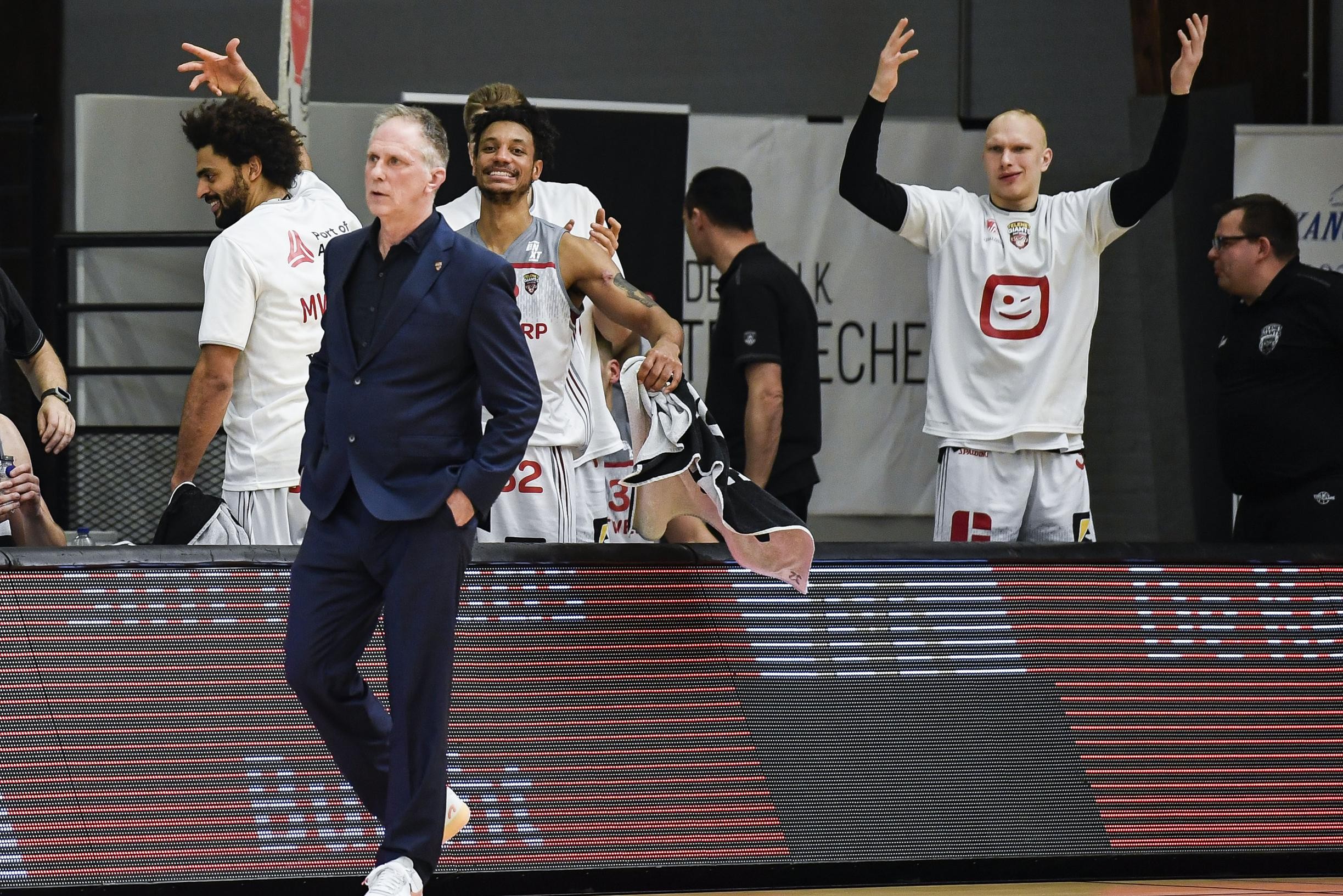 Coach Luc Smout debuteert met afgetekende zege: Antwerp Giants opent ...