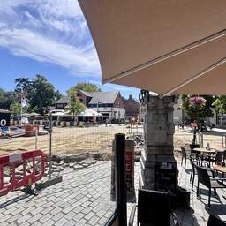 Veel lege terrasstoelen op ‘Gouden Kruispunt’ ondanks zomerweer: “We ...