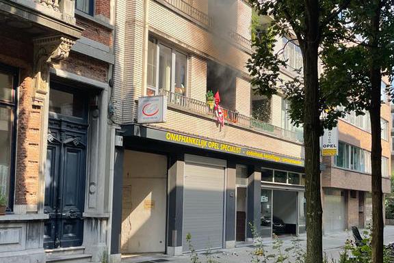 Brandende sigaret veroorzaakt terrasbrand | GVA