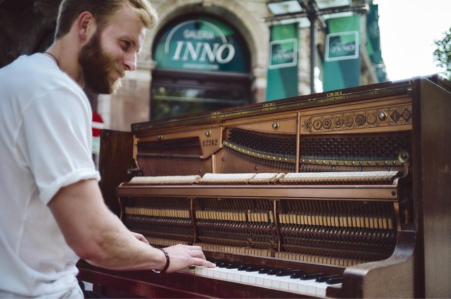 Op pad met Toby Jacobs, de bekendste straatmuzikant van Antwerpen ...