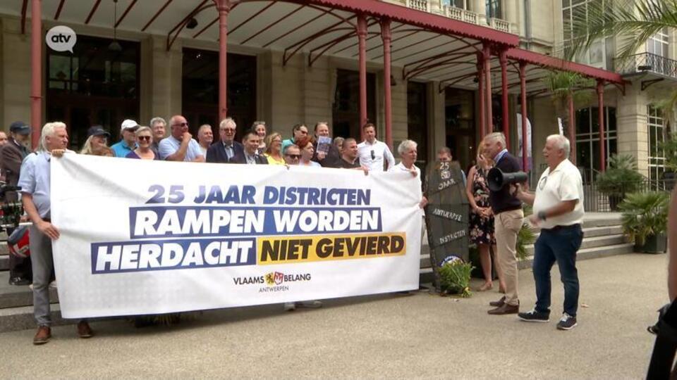 Vlaams Belang verstoort viering 25 jaar districten met doodskist: "Meer ...