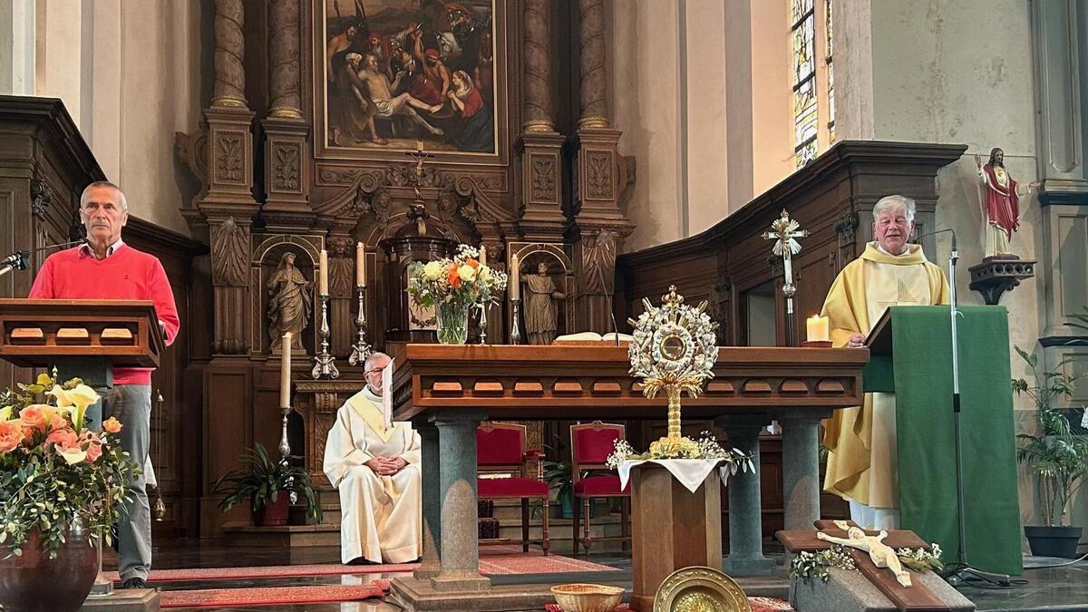 Priester zegent kruisbeeld van vernieuwde parochiezaal in | GVA