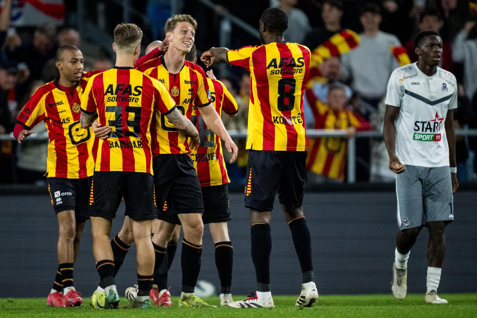 KV Mechelen smeert Dender 5-2-pandoering aan en neemt de leiding in ...