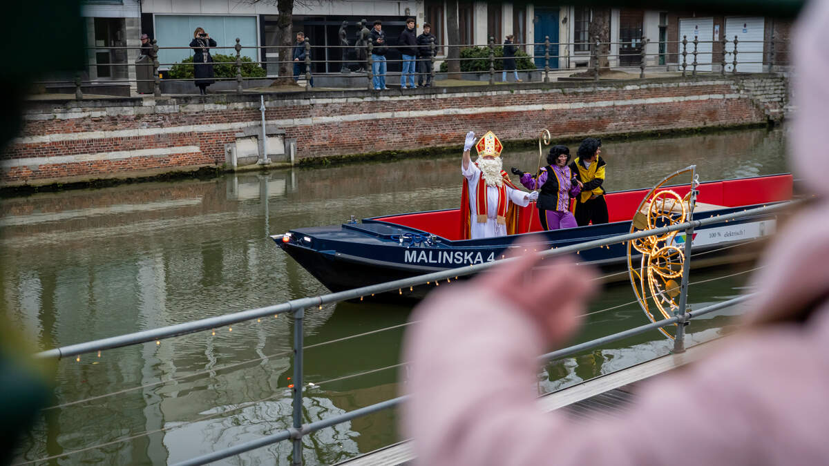 Sint arriveert per boot aan basisschool Go Shil!, directeur is kapitein ...