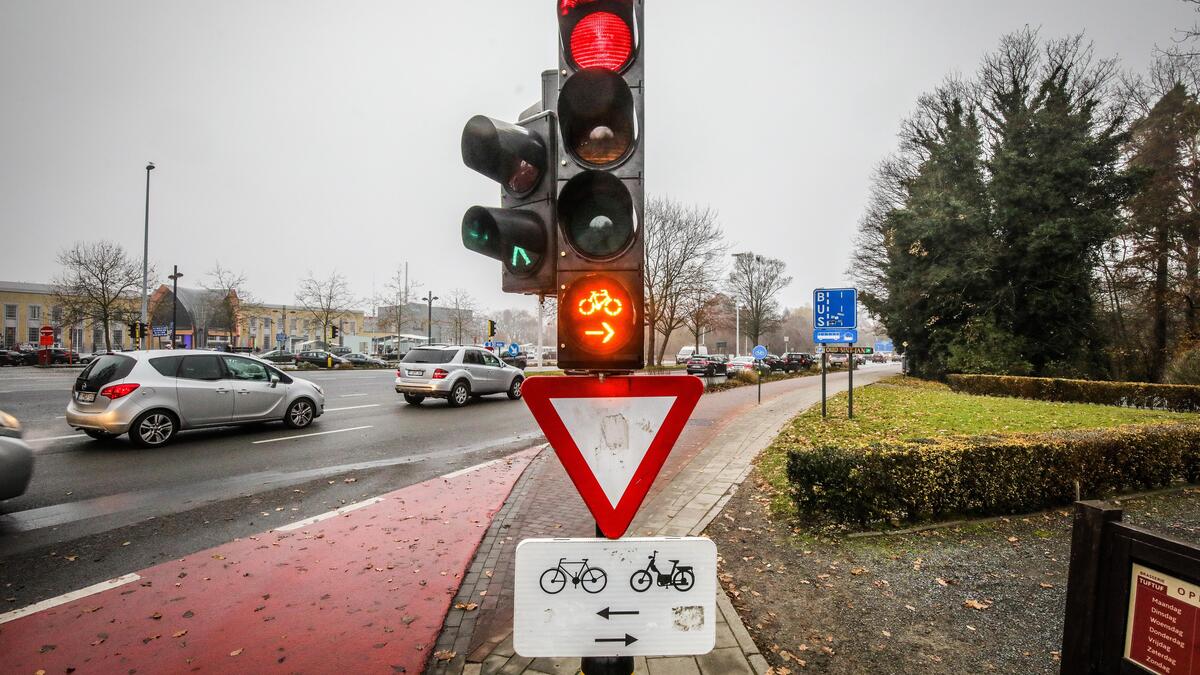 76-jarige rijdt door rood verkeerslicht, maar ontsnapt aan straf door ...