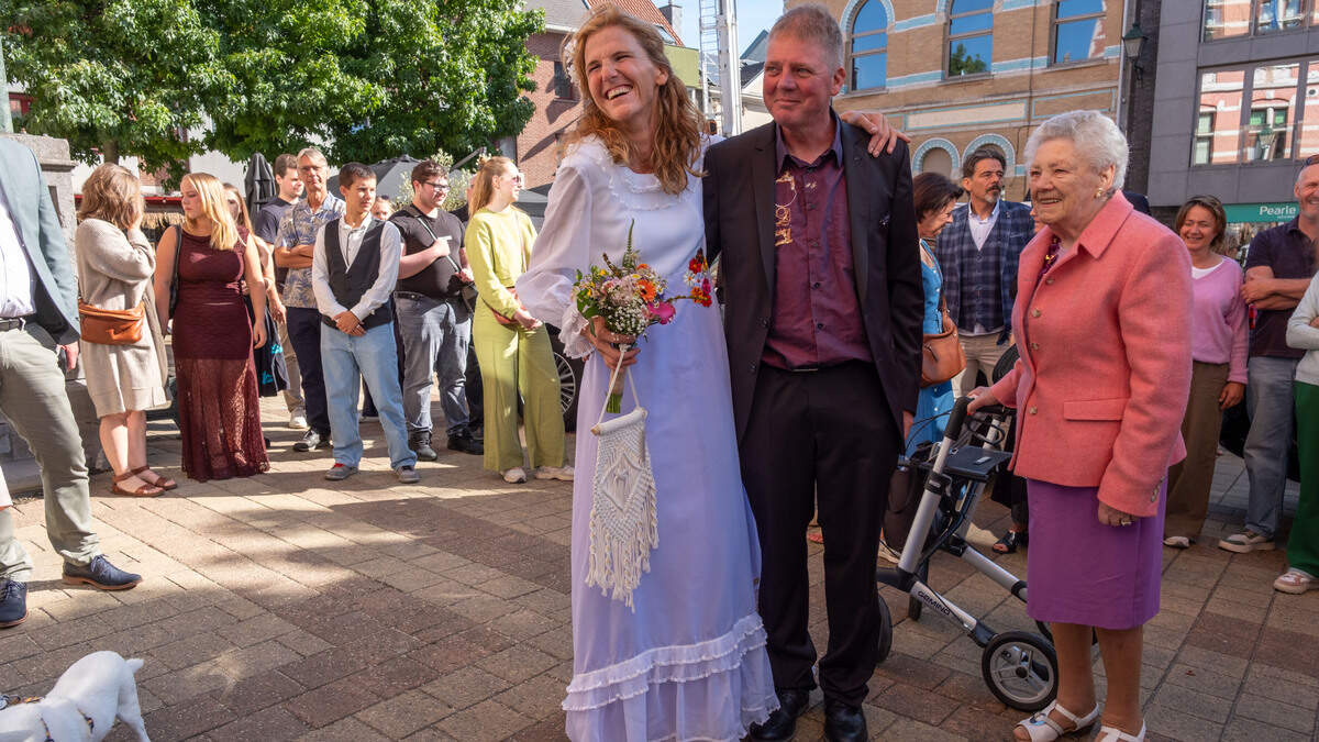 IN BEELD. Kris en Rowina trouwen met ‘circulaire’ trouwkledij en hopen ...
