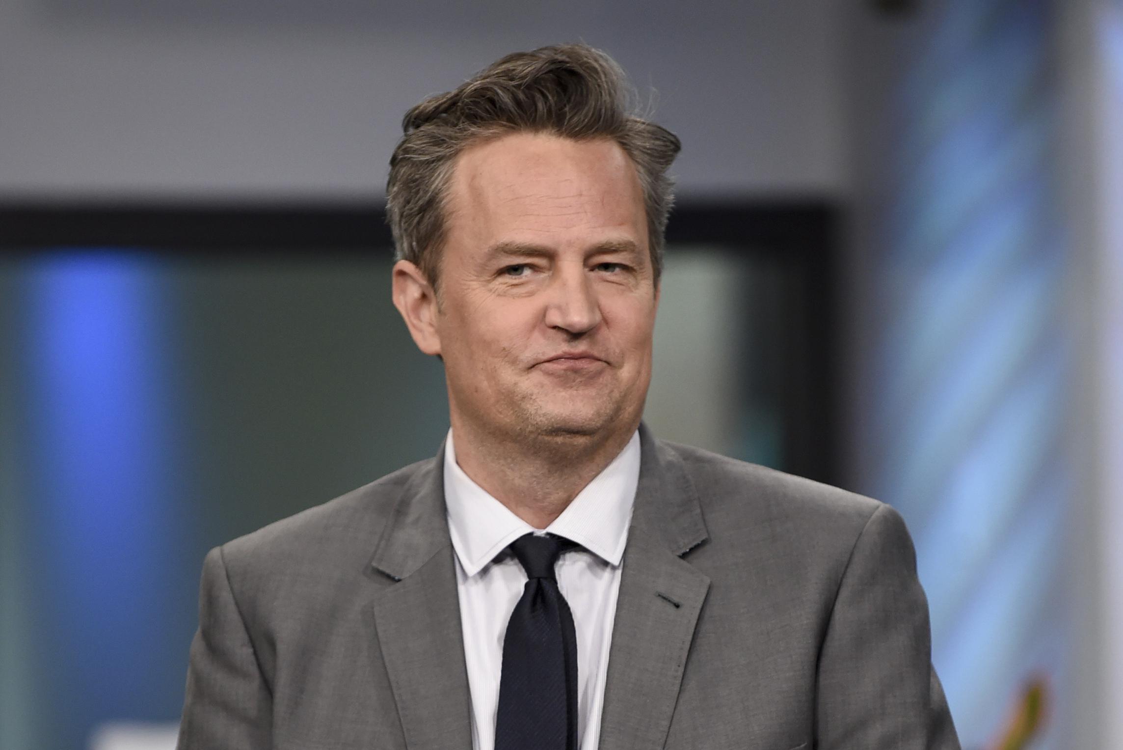Een jaar na zijn overlijden getuigt moeder van Matthew Perry: “Ik denk ...
