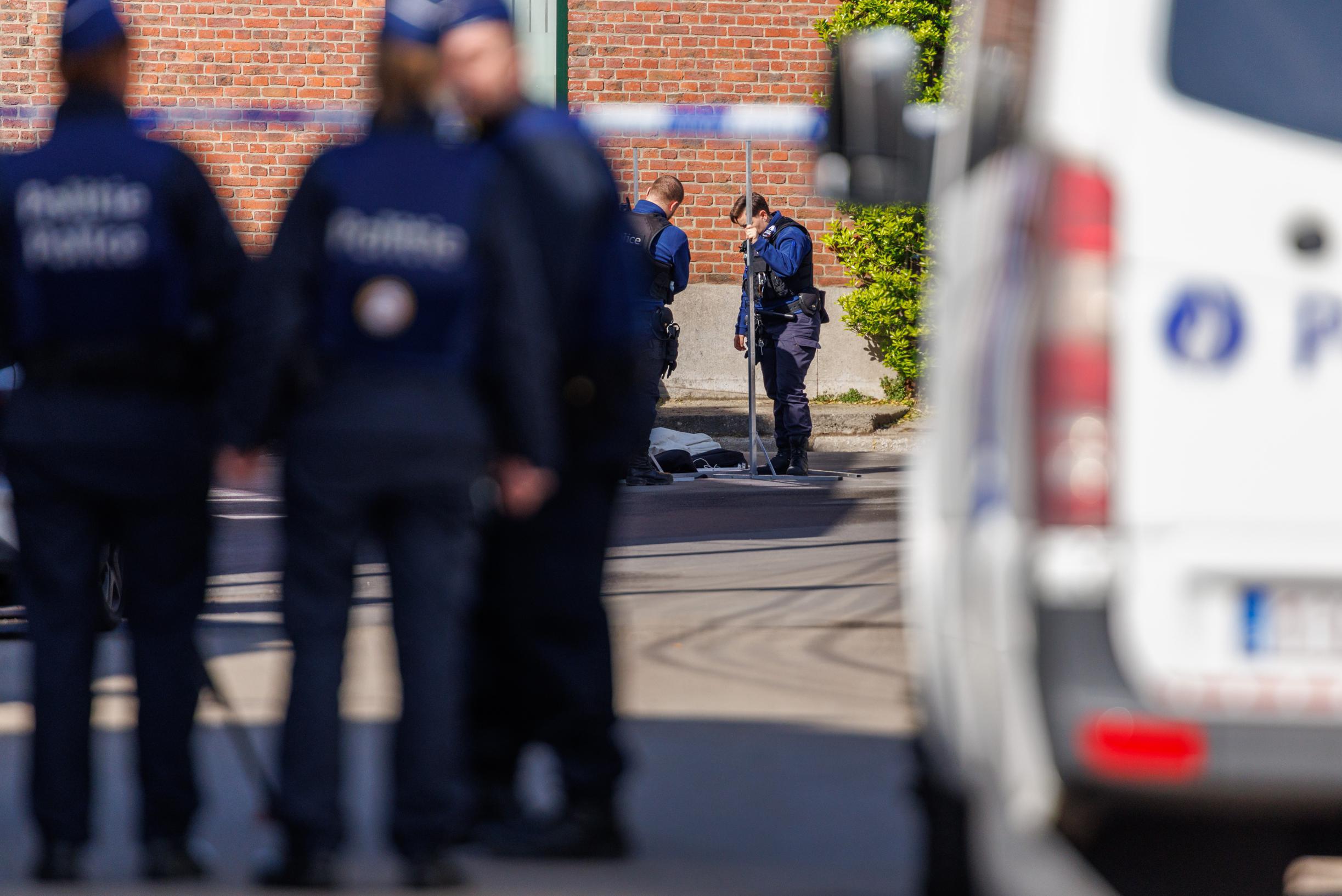 Schutter raakte politiemannen vijf keer bij huiszoeking in Lodelinsart ...