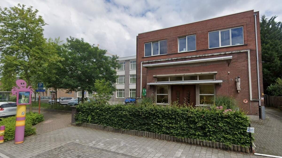 Leerkracht van middelbare school in Boechout opgepakt en voorgeleid bij ...