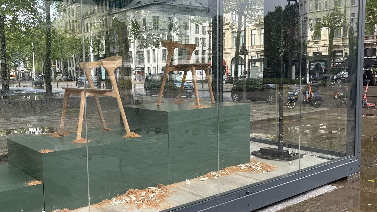 Displaykast bovenop gedenkplaat V-bommen zet kwaad bloed bij bewoners ...