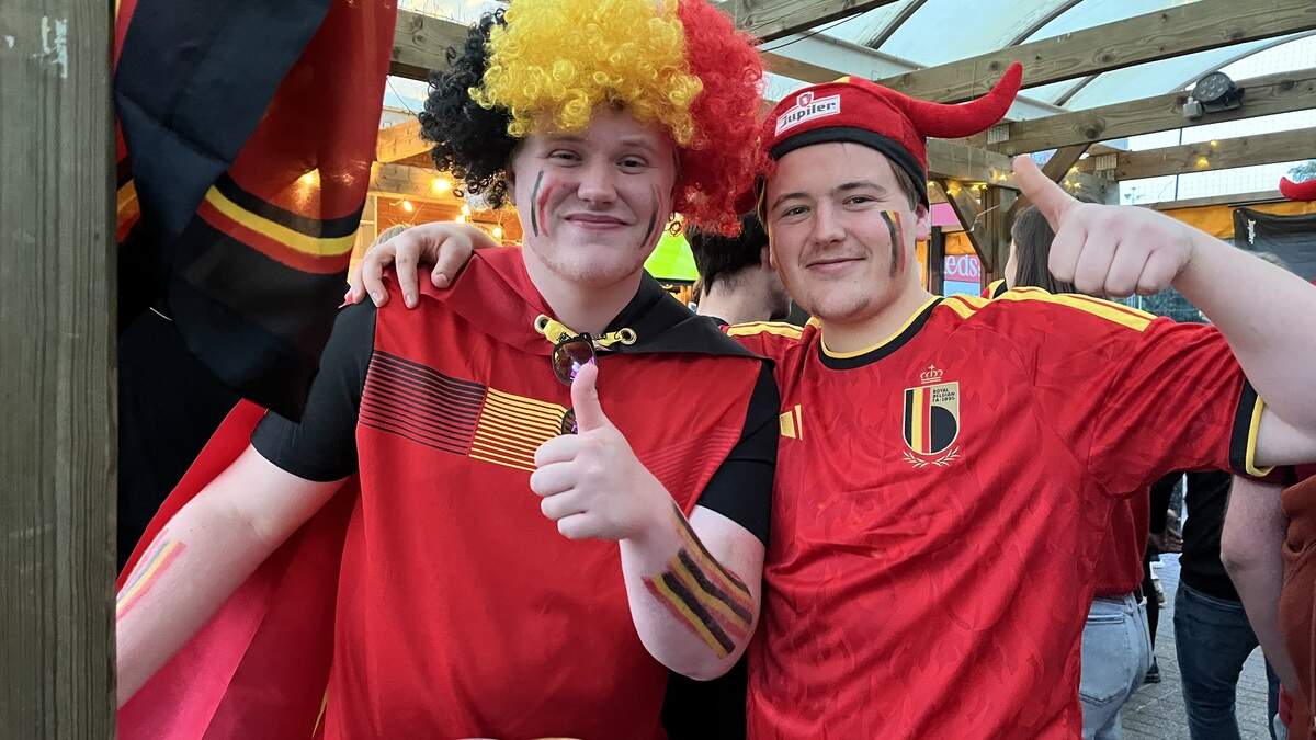 WK ook op gang getrapt bij KFC Halle: groot scherm staat op voetbalveld ...