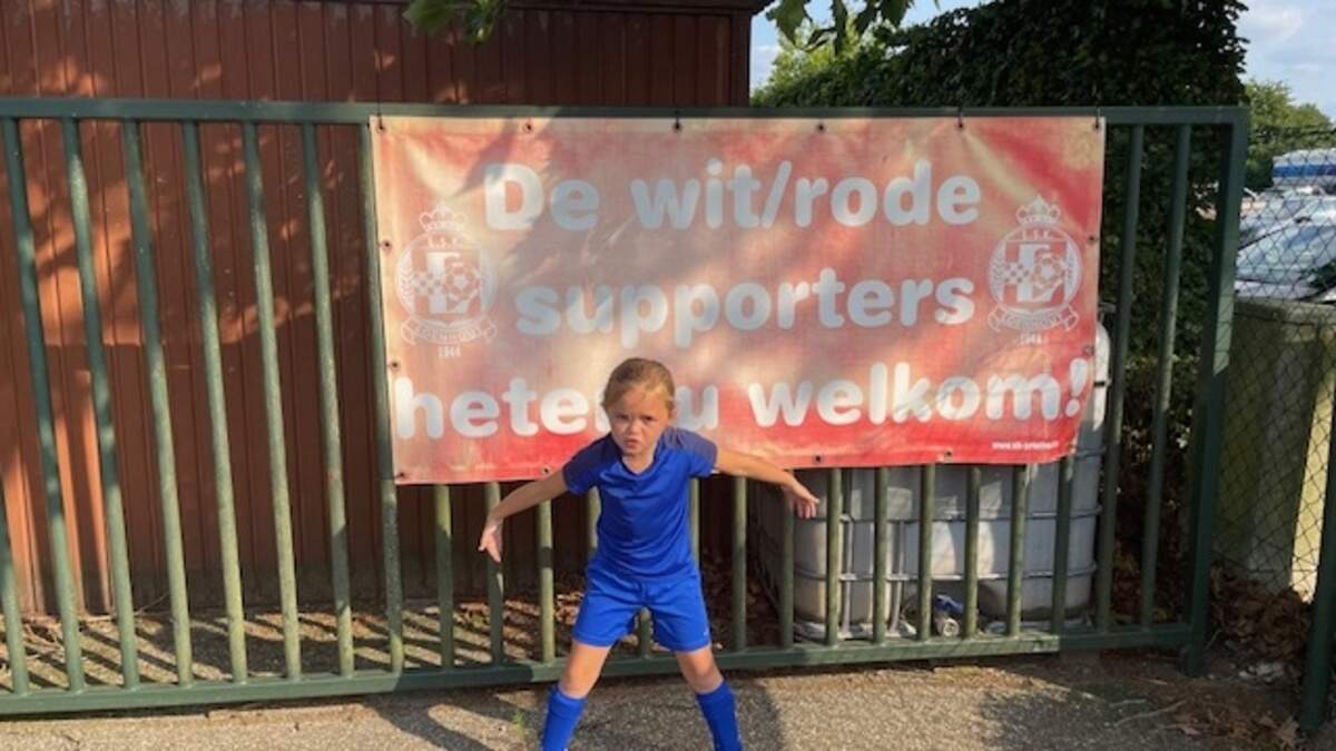 Papa weigert pinten te tappen, voetbalclub zet Lilou (6) buiten: “Mijn ...