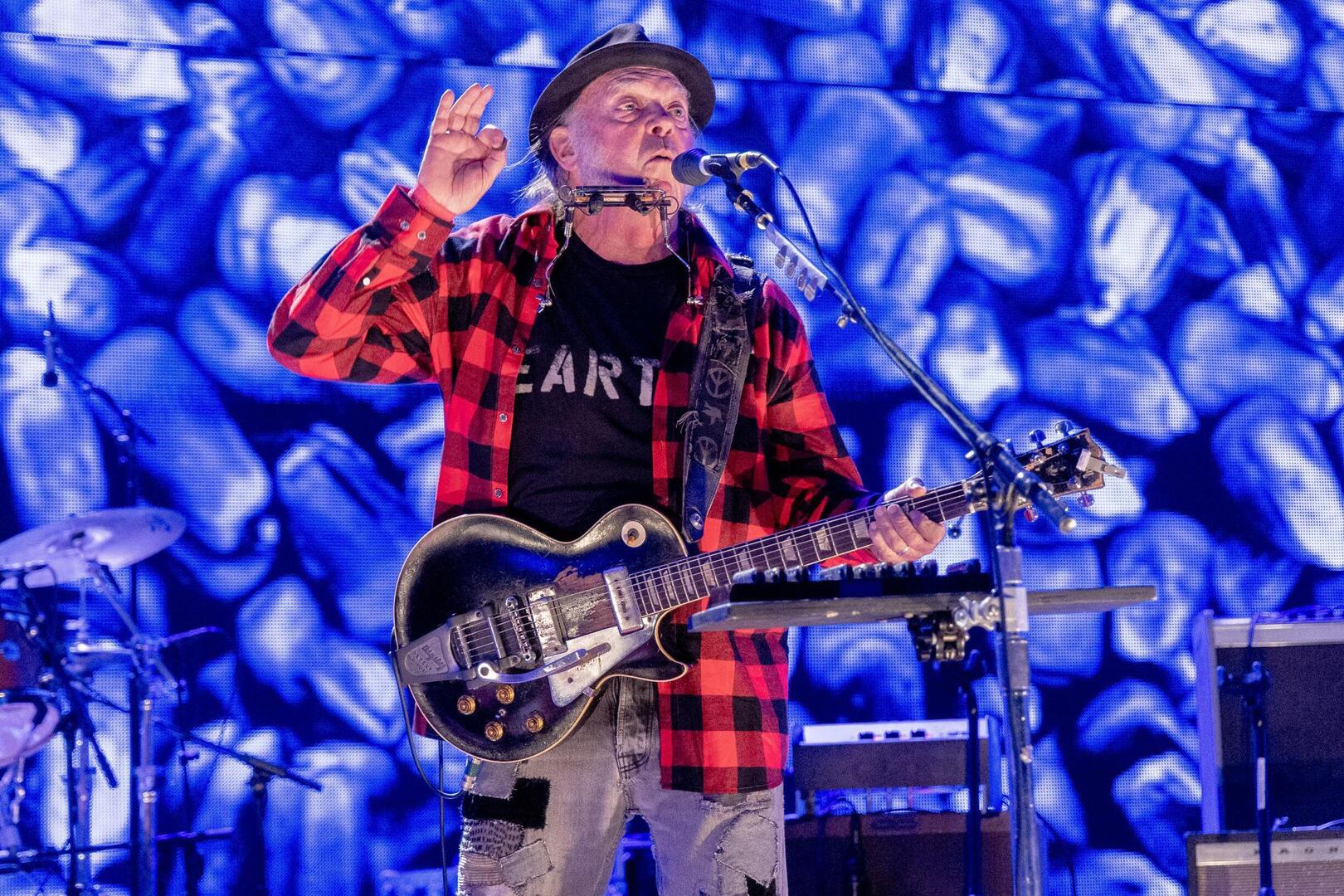 Neil Young treedt deze zomer opnieuw op in ons land en dat in een ...
