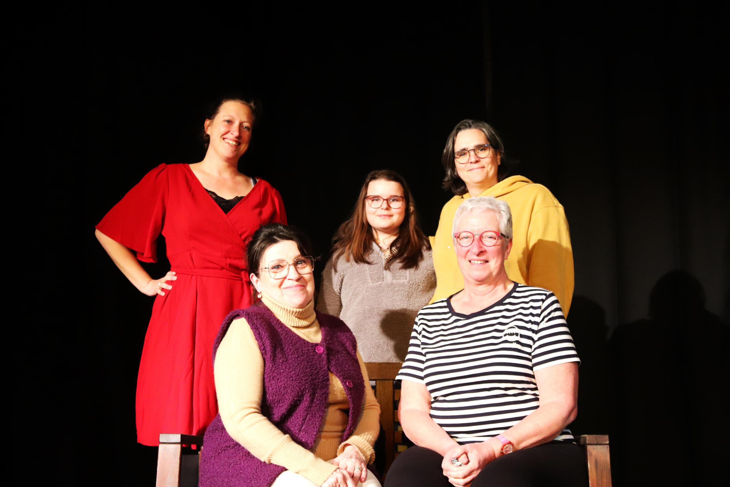 Uitsluitend vrouwen op de planken bij ‘Ligstoelen’ van Leestse ...
