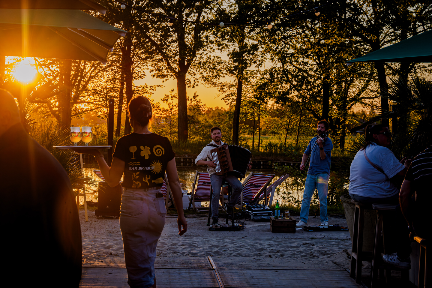 Genieten van maatjes, Duvel en jazz aan het water bij zomerbar Bar ...