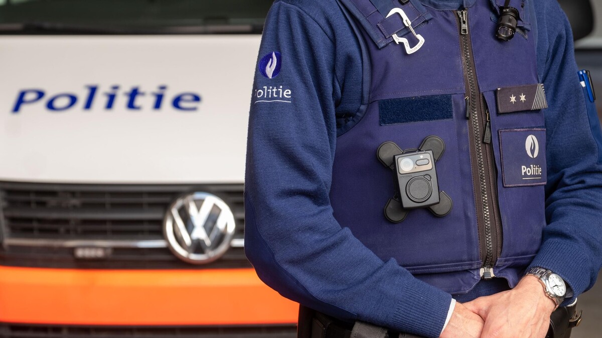 Moeder en zoon staan terecht voor geweld tegen de politie: rechter wil ...