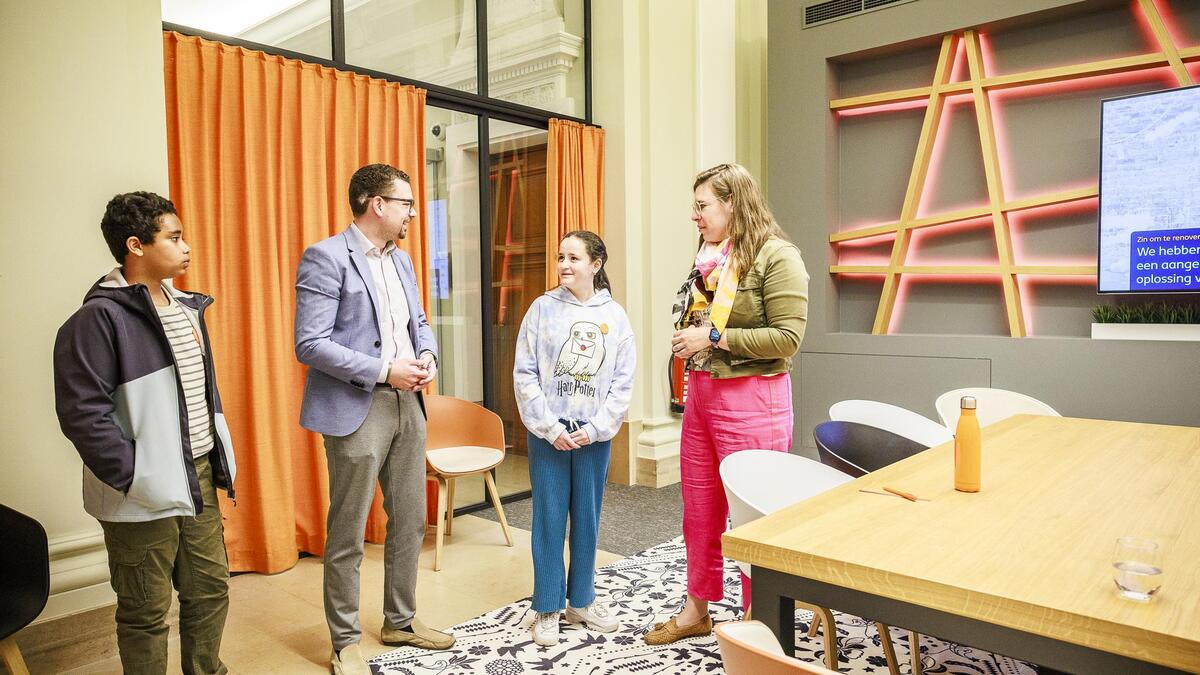 Tieners voor één dag baas van ING Antwerpen: “Wij komen hier geld ...