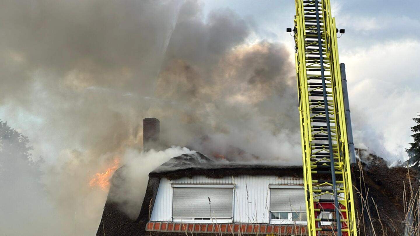 Blikseminslag veroorzaakt zware dakbrand in Brecht | Nieuwsblad