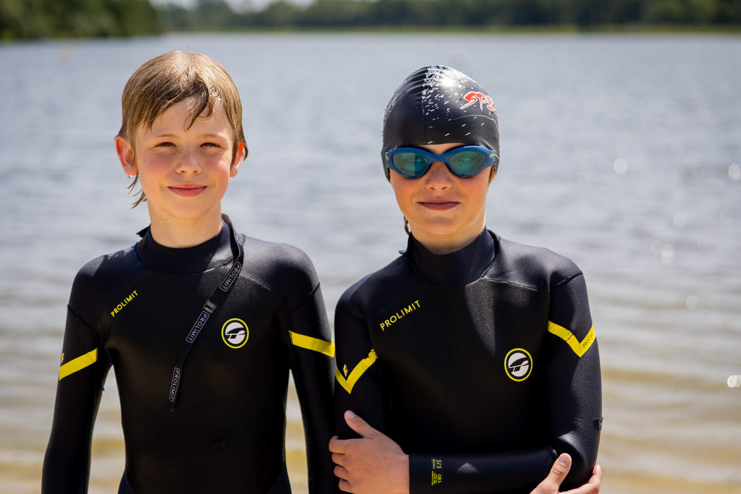Deze kinderen duiken koude water in voor eerste les openwaterzwemmen ...